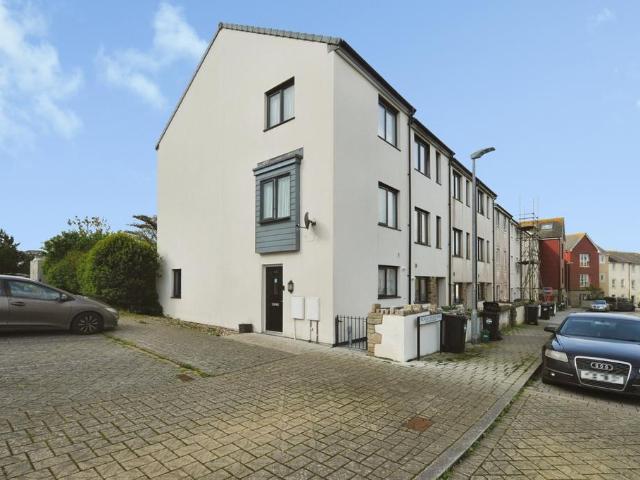 4 bedroom end of terrace house for sale