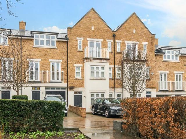 4 bedroom end of terrace house for sale