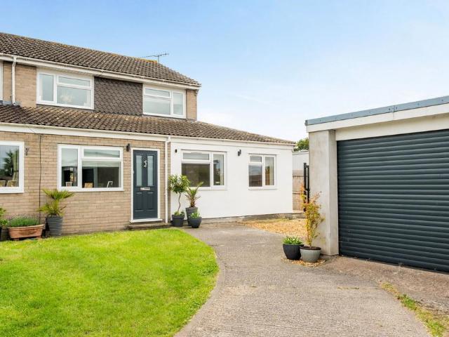 4 bedroom end of terrace house for sale