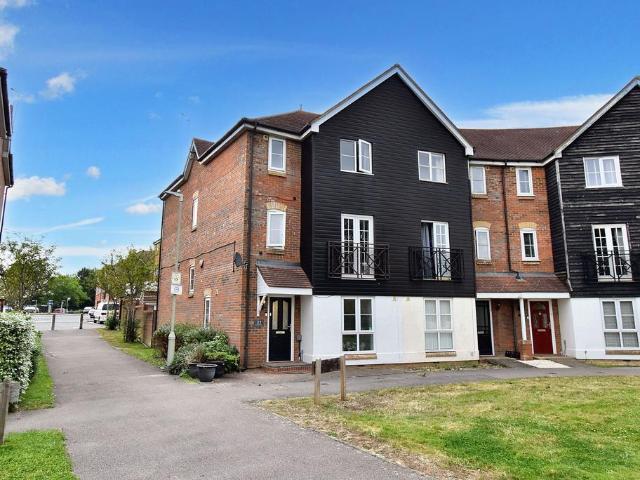 4 bedroom end of terrace house for sale