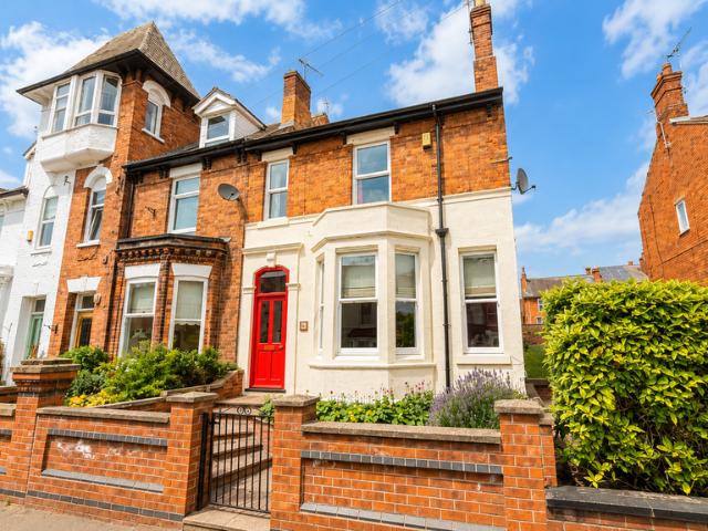 4 bedroom end of terrace house for sale