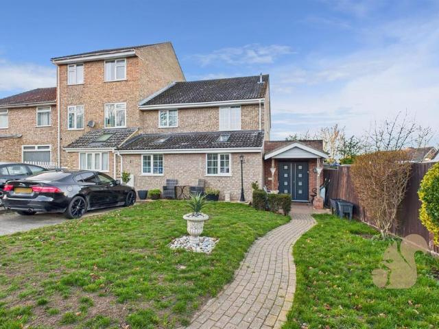 4 bedroom end of terrace house for sale