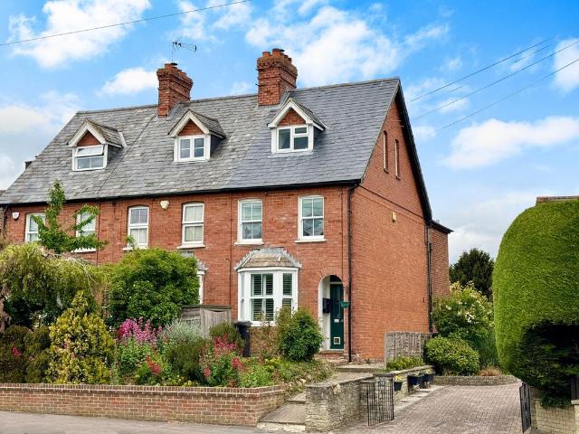 4 bedroom end of terrace house for sale