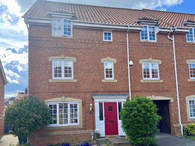 4 bedroom end of terrace house for sale