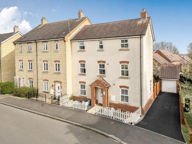 4 bedroom end of terrace house for sale