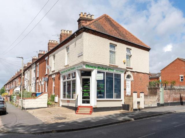 4 bedroom end of terrace house for sale