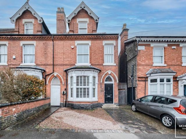 4 bedroom end of terrace house for sale