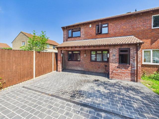 4 bedroom end of terrace house for sale
