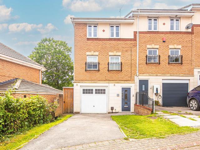 4 bedroom end of terrace house for sale