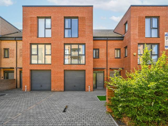 4 bedroom end of terrace house for sale