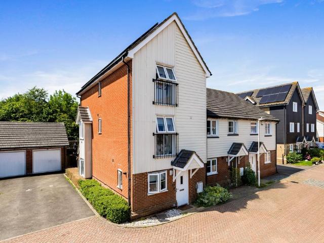 4 bedroom end of terrace house for sale