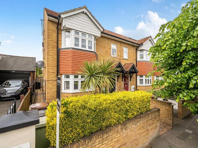 4 bedroom end of terrace house for sale