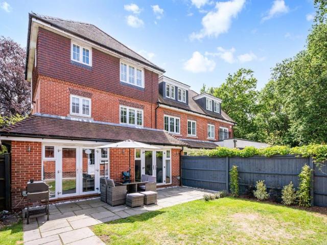4 bedroom end of terrace house for sale