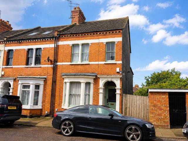 4 bedroom end of terrace house for sale
