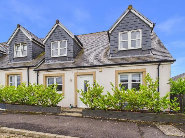 4 bedroom end of terrace house for sale