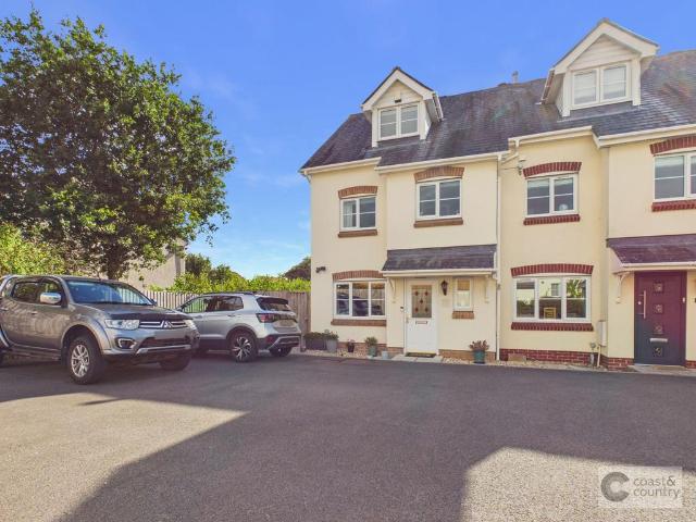 4 bedroom end of terrace house for sale
