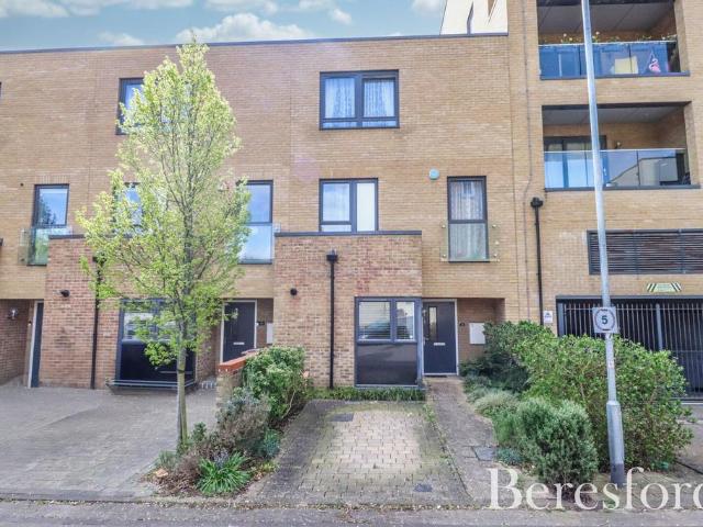 4 bedroom end of terrace house for sale