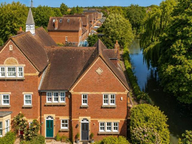 4 bedroom end of terrace house for sale
