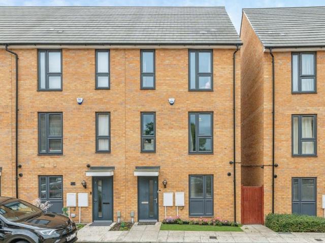 4 bedroom end of terrace house for sale