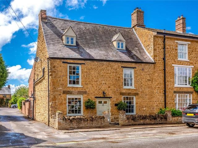 4 bedroom end of terrace house for sale