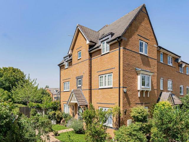 4 bedroom end of terrace house for sale