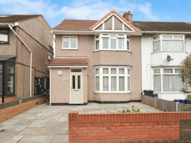 4 bedroom end of terrace house for sale