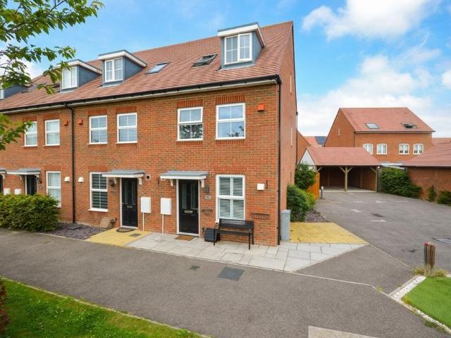 4 bedroom end of terrace house for sale