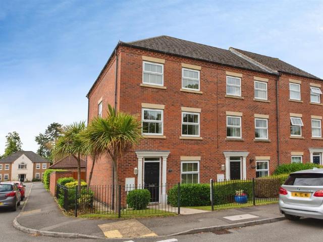 4 bedroom end of terrace house for sale