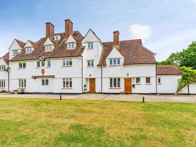4 bedroom end of terrace house for sale