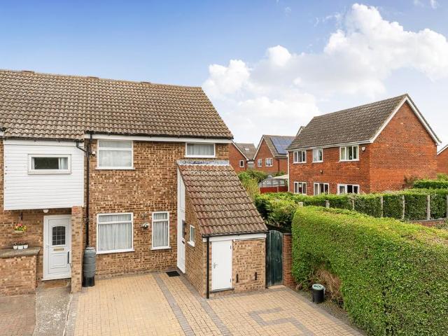 4 bedroom end of terrace house for sale