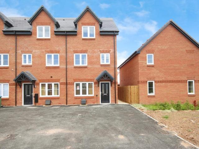 4 bedroom end of terrace house for sale