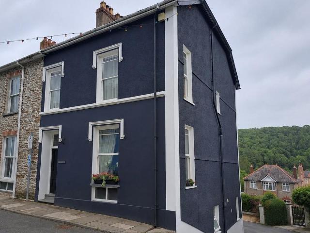 4 bedroom end of terrace house for sale