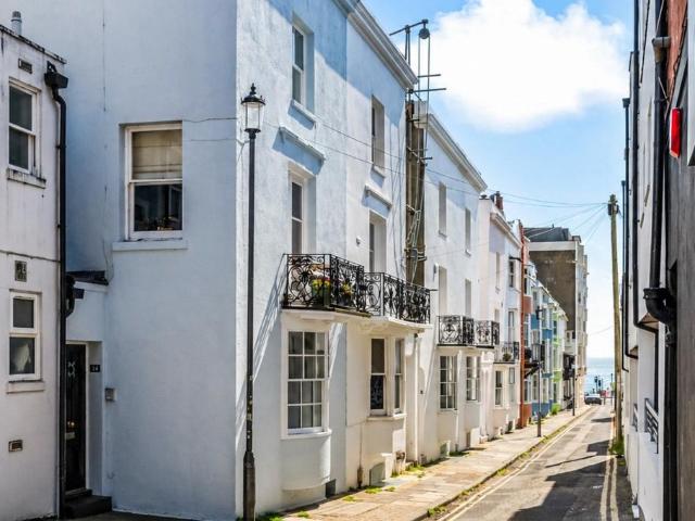 4 bedroom end of terrace house for sale