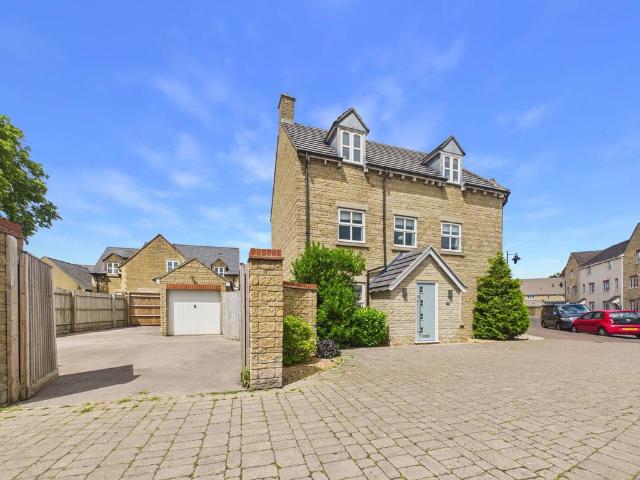 4 bedroom end of terrace house for sale