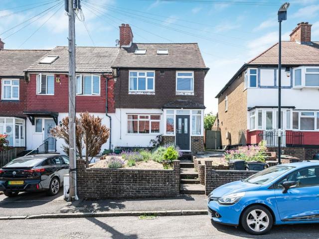 4 bedroom end of terrace house for sale
