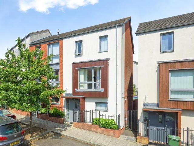 4 bedroom end of terrace house for sale