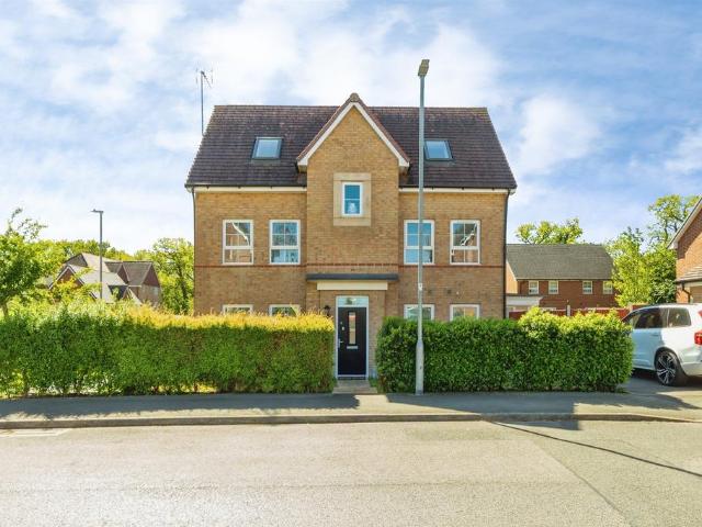 4 bedroom end of terrace house for sale