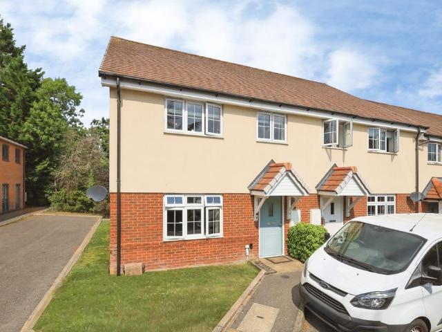 4 bedroom end of terrace house for sale