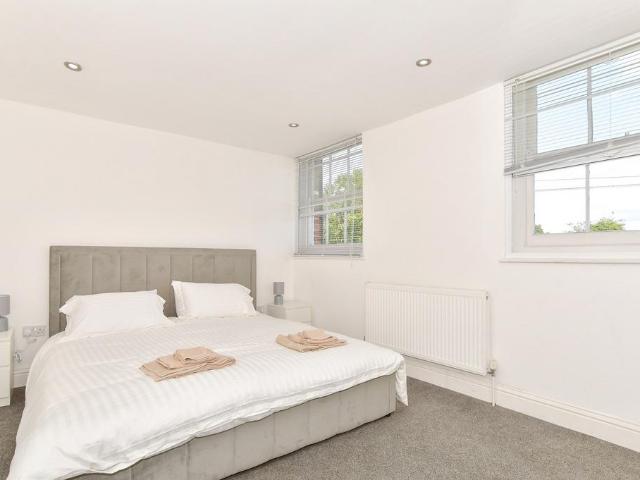 4 bedroom end of terrace house for sale