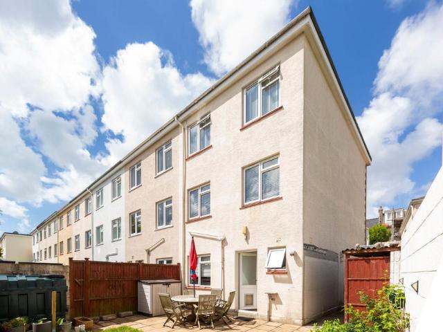 4 bedroom end of terrace house for sale
