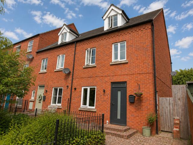 4 bedroom end of terrace house for sale