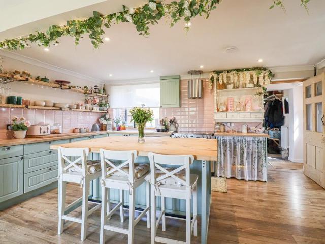 4 bedroom end of terrace house for sale