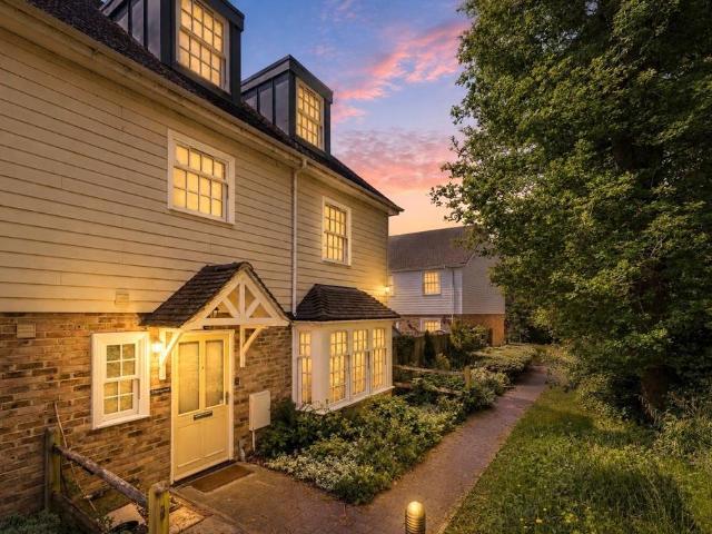 4 bedroom end of terrace house for sale