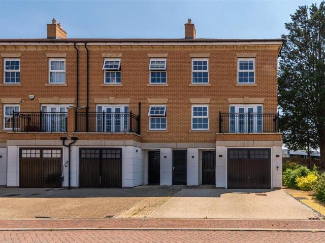 4 bedroom end of terrace house for sale