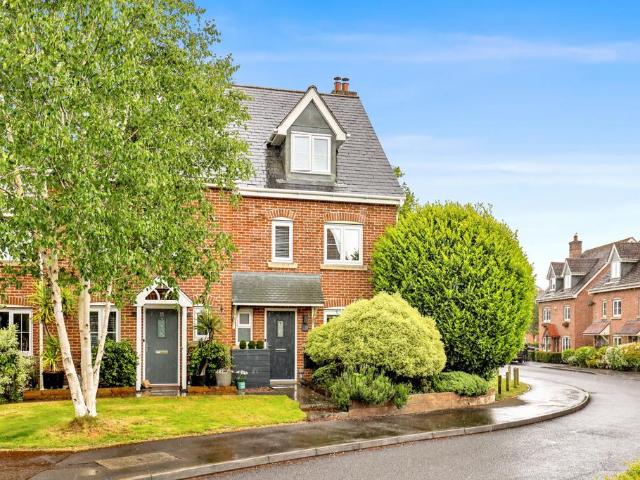 4 bedroom end of terrace house for sale