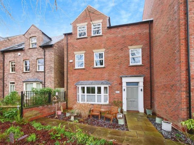4 bedroom end of terrace house for sale