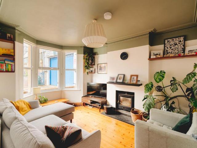 4 bedroom end of terrace house for sale
