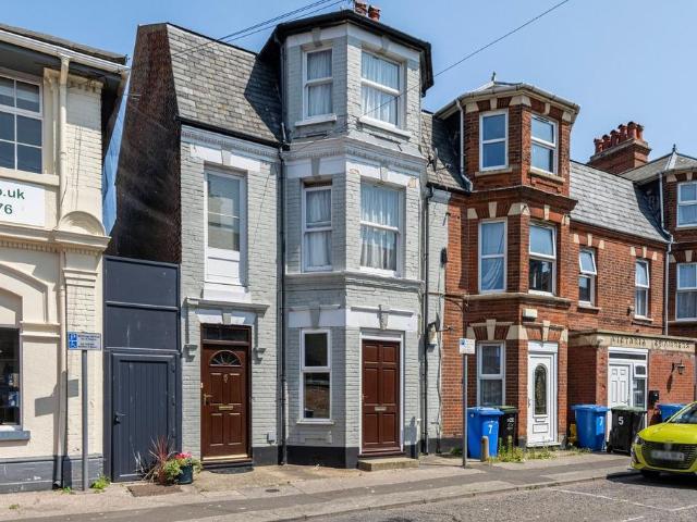 4 bedroom end of terrace house for sale