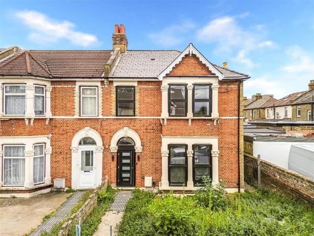 4 bedroom end of terrace house for sale