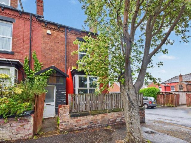 4 bedroom end of terrace house for sale